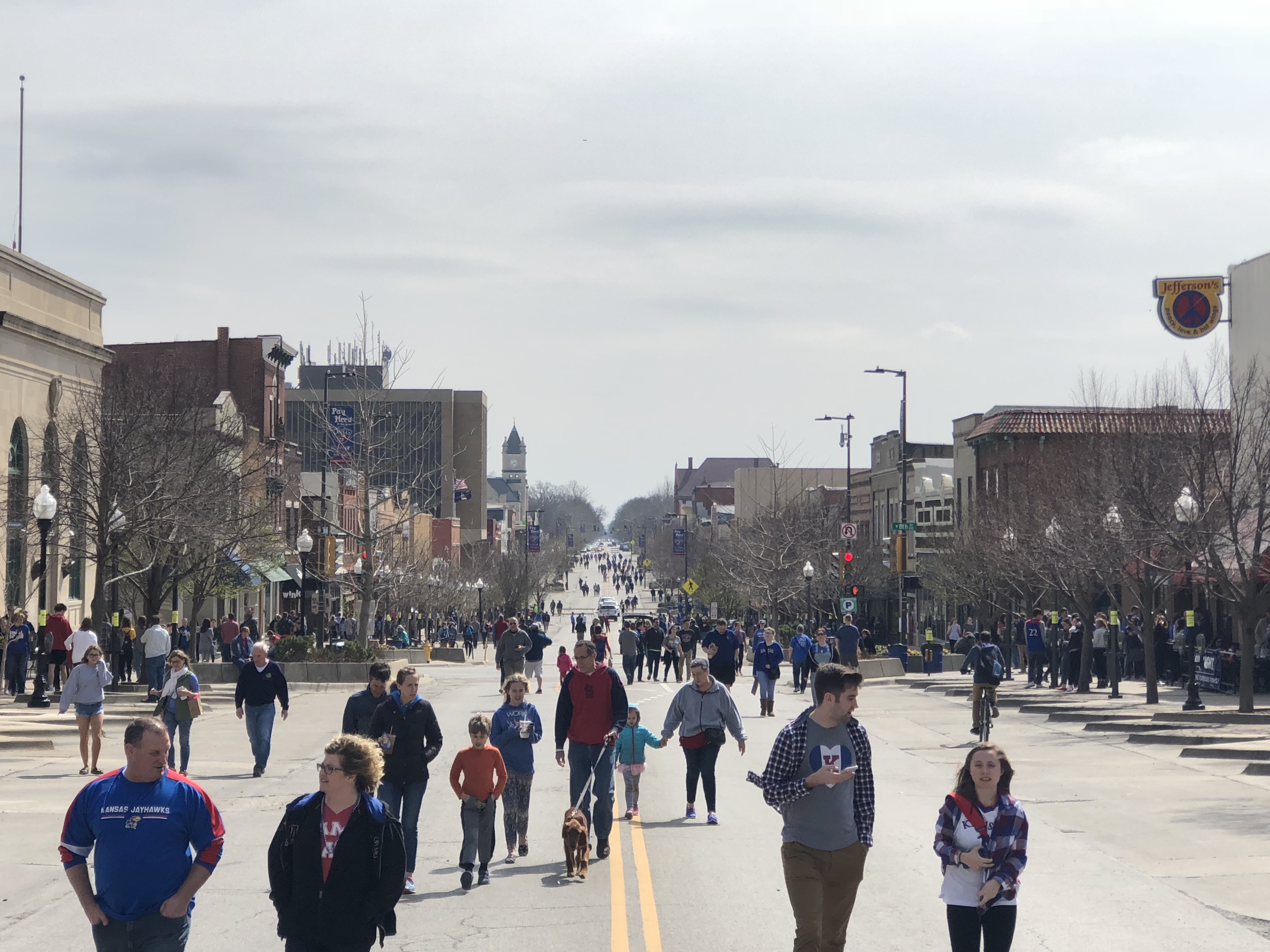 Scenes from downtown Lawrence as fans fill bars and restaurants to ...